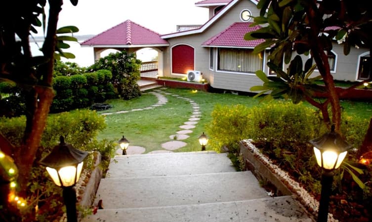 15 Resorts Near Indore | Deals Upto 50% Off