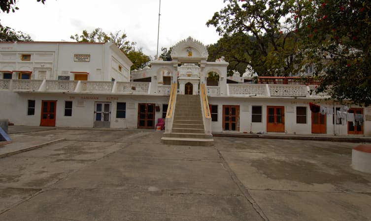 12 Ashrams in Rishikesh for Yoga & Meditation 2025