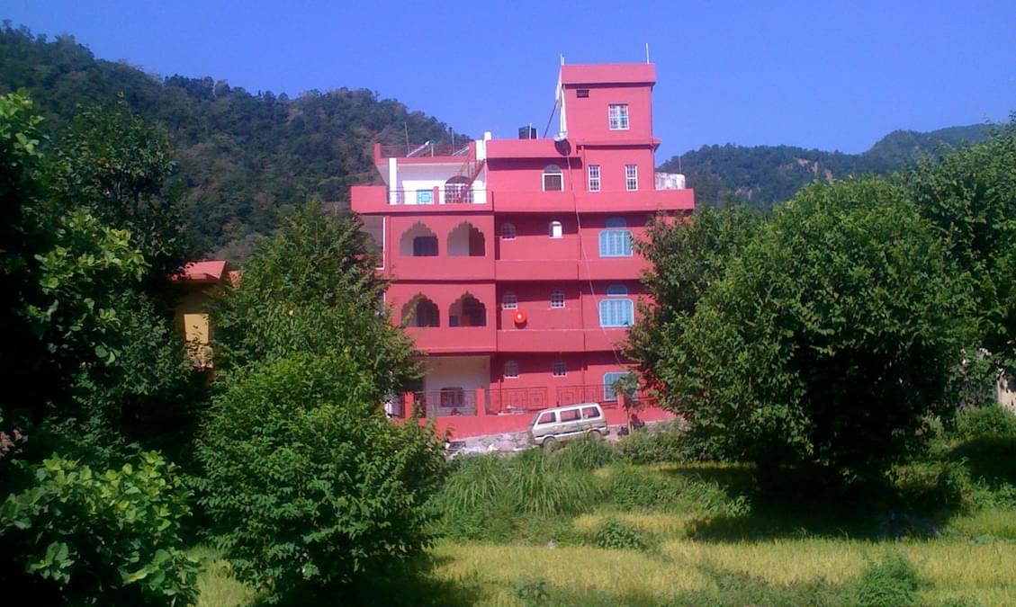 12 Ashrams in Rishikesh for Yoga & Meditation 2025