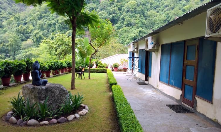 12 Ashrams in Rishikesh for Yoga & Meditation 2025