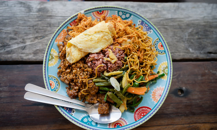 Guide To The Best Saudi Dishes & Where to Eat Them!