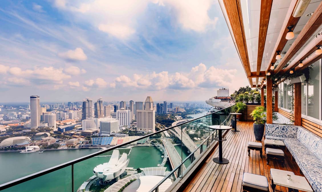 20 Rooftop Restaurants in Singapore With Scenic Views!