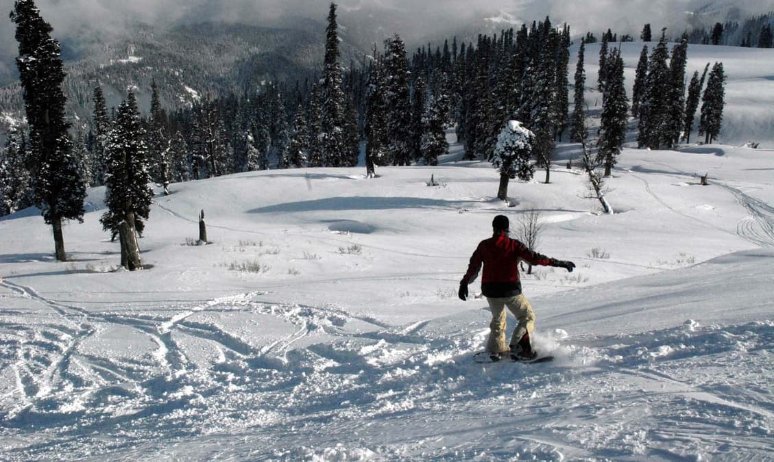 Gulmarg in Winter: Weather, How to Reach & Things to Do